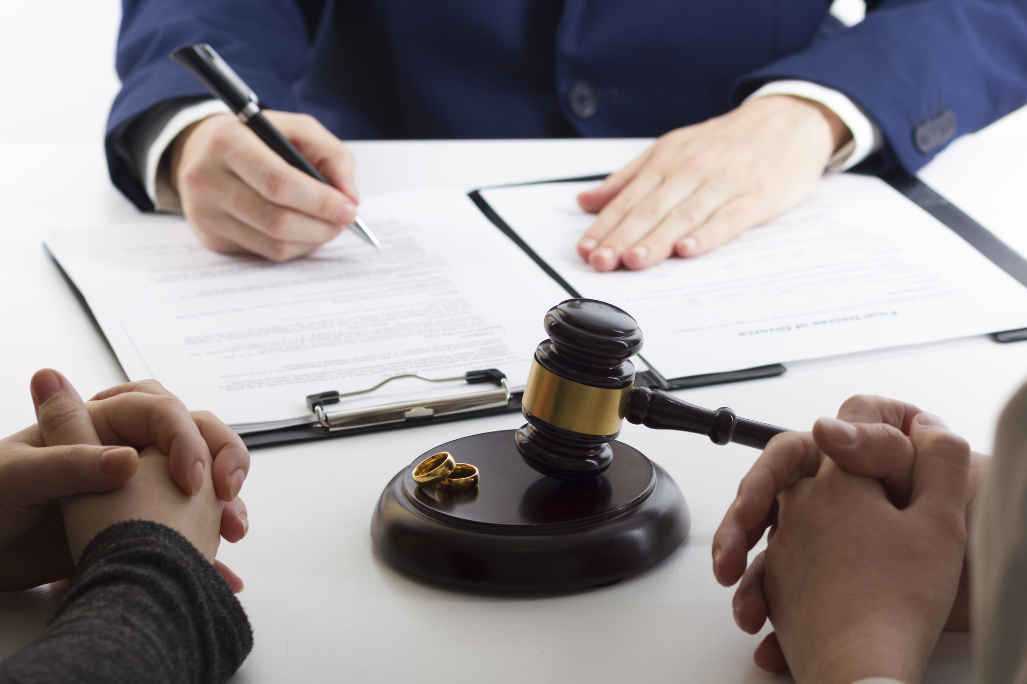 Common Mistakes to Avoid When Hiring a Divorce Attorney